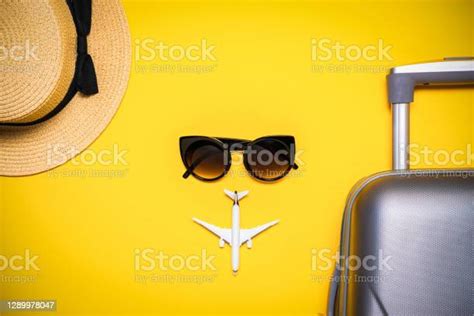 여름 패턴 배경 가방 야자수 잎과 밀짚 모자선글라스 노란색 배경에 여행 구성흰색 비행기 상단 보기 플랫 레이 공간을 복사합니다 0명에 대한 스톡 사진 및 기타 이미지