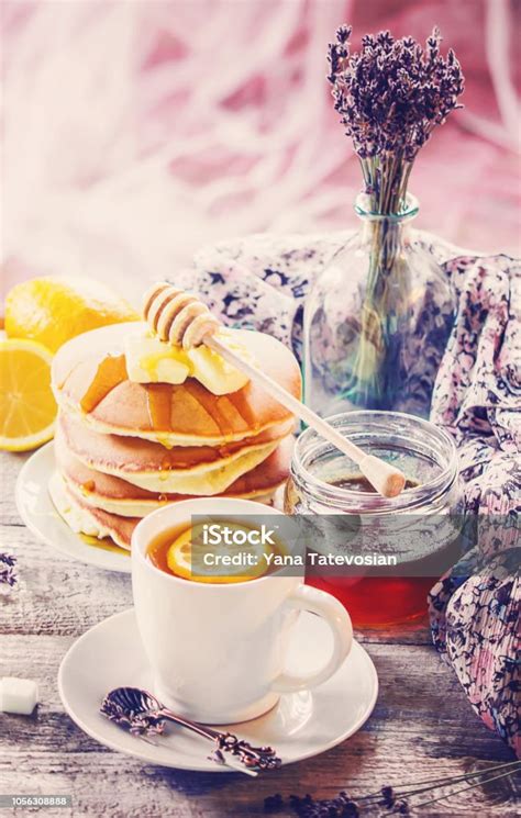 버터와 아침 식사에 대 한 벌 꿀 및 레몬 차의 팬케이크 선택적 초점입니다 건강한 생활방식에 대한 스톡 사진 및 기타 이미지 건강한 생활방식 검은색 꽃 식물 Istock
