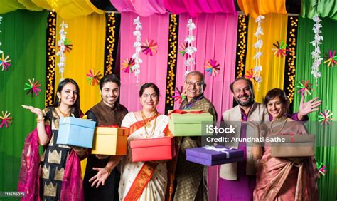 인도 디 왈 리 축제결혼식 또는 다른 행사에 선물 상자를 들고교환 하는 인도의 가족 장식 된 배경에 서 서 T Lounge에 대한 스톡 사진 및 기타 이미지 Istock