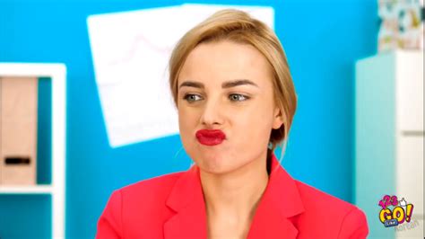 بانوان سرگرمی پنهان کردن غذا در کلاس چالش دخترانه ترفندهای