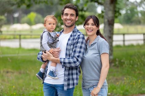 Feliz Familia Joven Caminando Por El Parque Foto De Archivo Imagen De Sano Actividades