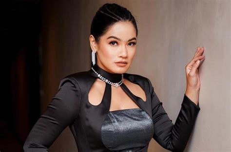 9 Potret Titi Kamal Di Gala Premier Jailangkung Sandekala Serba Hitam