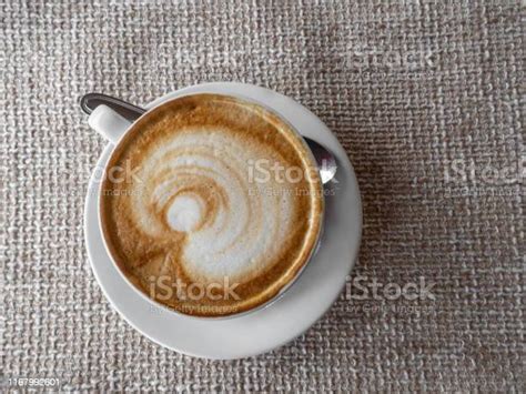 커피 카푸치노 또는 라떼를 접시가 있는 흰색 우아한 컵에 넣고 소박한 자루에 배경을 넣습니다 아침 뜨거운 음료 커피 라이프 스타일 0명에 대한 스톡 사진 및 기타 이미지