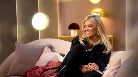 Kacie Basically Has Pod Sex By Herself On The New Season Of Love Is Blind