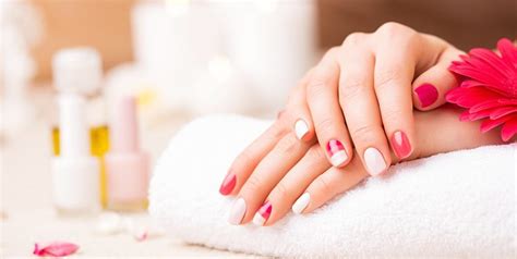 4 أساطير عن العناية بالأظافر اعرفى حقيقتها نقع الأظافر فى الماء