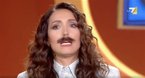 La Provocazione Di Caterina Balivo Con I Baffi Perché Ha Condotto Così Il Suo Quiz Show Video