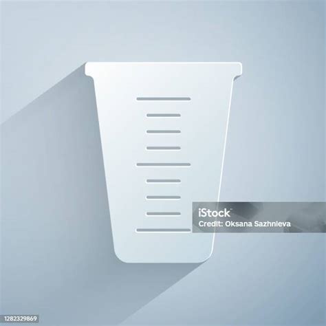 종이 잘라 회색 배경에 고립 된 건조하고 액체 음식 아이콘을 측정하기 위해 측정 컵을 잘라 손잡이가 달린 플라스틱 졸업 비커 종이 아트 스타일 벡터 3차원 형태에 대한 스톡