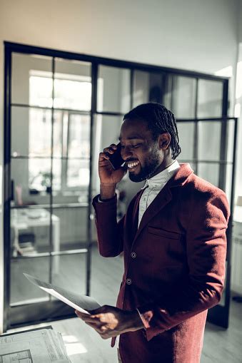 사무실에서 자신의 아내를 호출 하는 동안 수염 사업가 미소 광대한에 대한 스톡 사진 및 기타 이미지 광대한 아프리카계 미국 민족 전화 사용 Istock