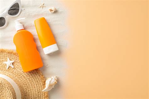 모래 질감의 배경에 배열된 선글라스 자외선 차단제 밀짚모자를 포함한 필수 여름 해변 용품의 평면 배치 모습 개인 장식품에 대한 스톡 사진 및 기타 이미지 Istock