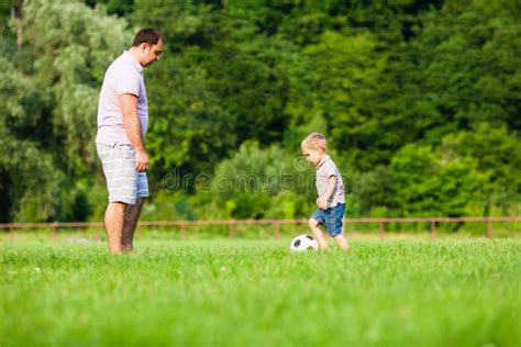 Pai E Filho Que Jogam O Futebol Foto De Stock Imagem De Prole