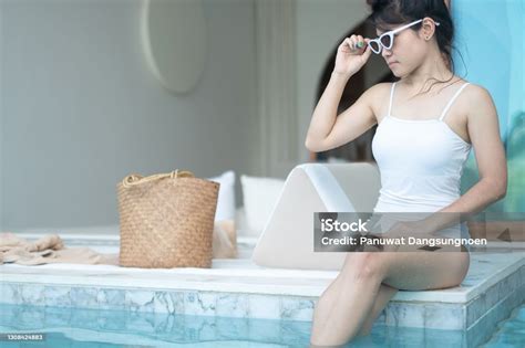 고급 수영장 호텔에서 수영하는 흰색 수영복을 입은 행복한 여성 모자를 쓴 젊은 여성은 열대 리조트에서 즐길 수 있습니다 휴식 여름 여행 휴일 휴가 및 주말 컨셉 30 34