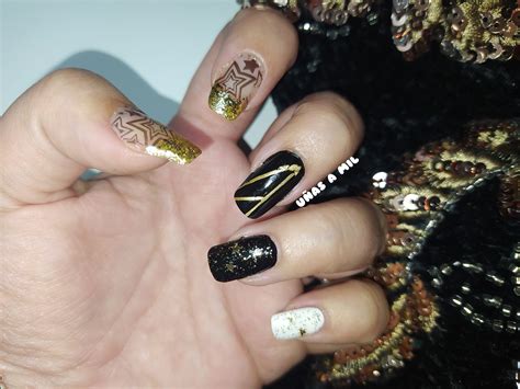 Elegantes Uñas Negro Y Dorado Unas Decoradas Con Dorado Sofisticado Y