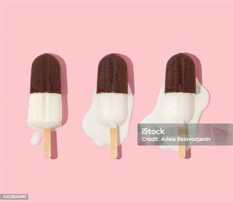 파스텔 핑크 배경에 아이스크림 팝시클이 녹는 여름 크리에이티브 패턴 70 년대 80 년대 또는 90 년대 복고풍 미적 패션 아이디어 최소한의 여름 아이디어 0명에 대한 스톡