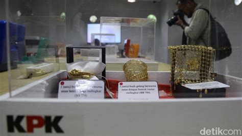 Gelang Emas Naga Rampasan Koruptor Laku Dilelang Rp 75 Juta