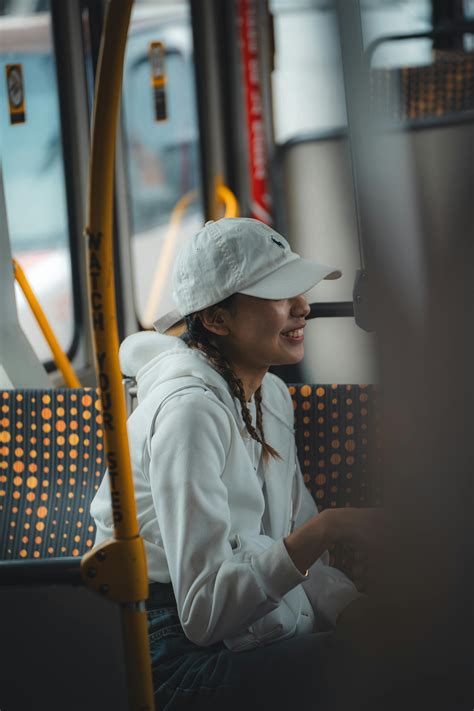 10대 기다리는 기와 노선 대도시 대중 교통 시스템 대중교통 도시 교통 도시 환경 도시의 도시의 삶 도심 도심 교통 레저 머리띠 미소 짓는 반사