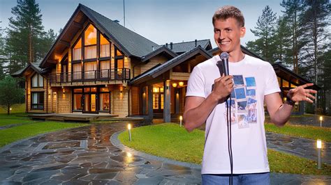 Алексей Щербаков как живёт и сколько зарабатывает главный комик