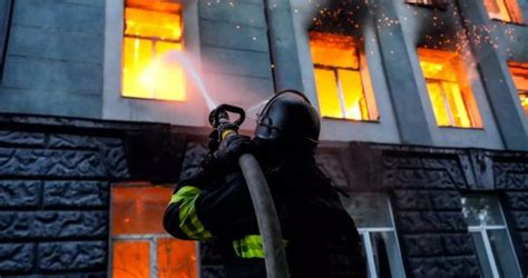 Наслідки нічного обстрілу центра Херсона зруйнований заклад освіти Читайте на Ukr Net