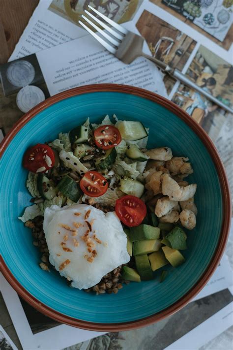 Flavorful 건강한 건강한 식사 균형 잡힌 식단 다이어트 다채로운 단백질이 풍부한 닭 라이프스타일 맛있는 미식가 바삭바삭한 방울 토마토 보울