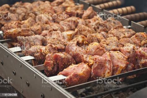 석탄에 바베큐 감자 튀김 필드 주방 축제에서 고기와 쇠고기 거리에 대한 스톡 사진 및 기타 이미지 거리 고기 구이 Istock