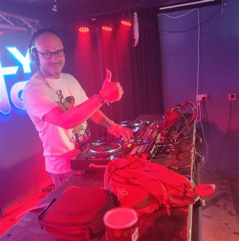 80s Rewind Patsy Kensit And Elizabeth Hurley 1989 Facebook