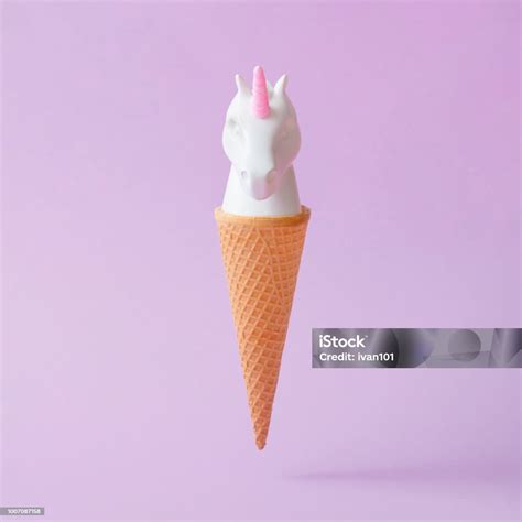 화이트 그린 유니콘 파스텔 보라색 바탕에 머리 아이스크림 아트 환상의 개념입니다 여름 동화입니다 개념에 대한 스톡 사진 및 기타 이미지 Istock