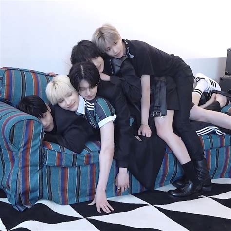 Создать комикс мем "кей поп, гамаседы бтс love, юнги и хосок обнимаются ...