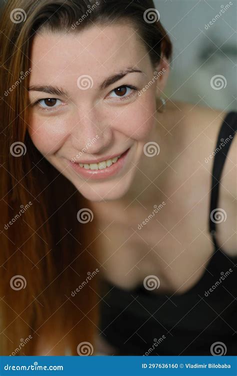 Jovencita Linda Con El Pelo Largo Y Rojo En Una Camisa Negra Foto De