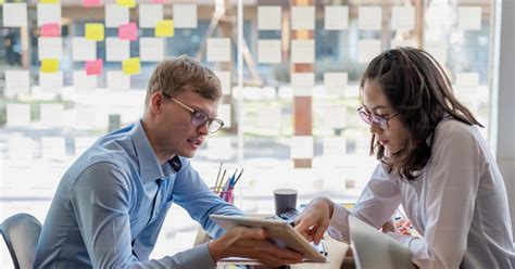 현대 사업가들은 사무실에서 일하고 일하는 동안 디지털 태블릿을 함께 사용하는 것에 대해 논의합니다 사진 Unsplash의 비즈니스 미팅 이미지