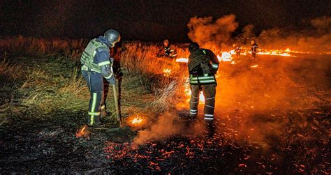 Надзвичайники врятували село у передмісті Харкова від пожежі