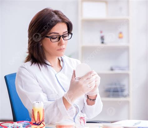 치아 임플란트 작업을 하는 여성 치과의사 치아 임플란트 작업을 하는 여성 치과의사 사진 배경 및 무료 다운로드를위한 그림