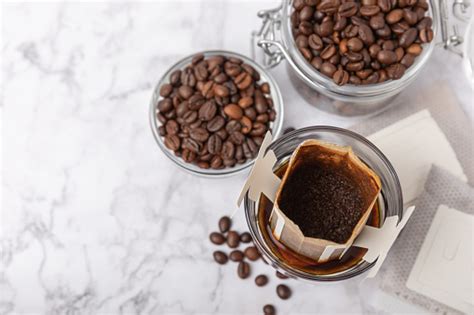 드립 커피 백과 커피 원두 컵에 양조용 분쇄 커피 종이 봉지 드립 커피 필터 포장 대리석 질감 테이블에 구성입니다 모캡 음료를 양조하는 개념 0명에 대한 스톡 사진 및 기타