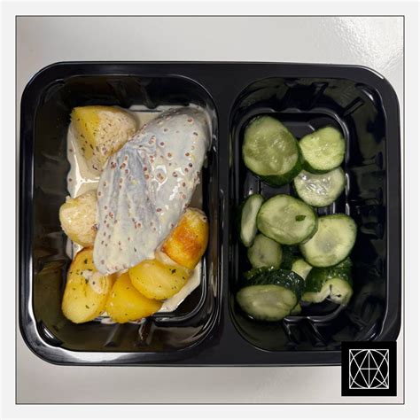 Jautienos Liežuvis Su Garstyčių Padažu Pateikiamas Su Keptomis Bulvėmis Ir šviežiai Raugintais