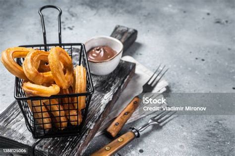 설탕과 초콜릿을 곁들인 스페인 전통 디저트 츄로스 회색 배경 맨 위 보기입니다 복사 공간 가루로 빻은에 대한 스톡 사진 및 기타 이미지 Istock