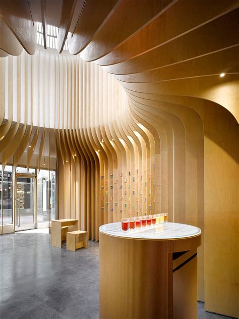 طراحی داخلی فروشگاه با استفاده از چوب در پراگ آرل