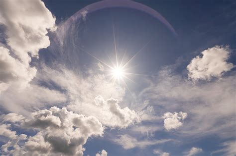 푸른 하늘 개념 자연과 환경 배경에 하늘 배경 밝은 태양에 햇빛의 렌즈 플레어와 맑은 푸른 하늘 흰색 구름에 빛나는 태양 0명에 대한 스톡 사진 및 기타 이미지 Istock