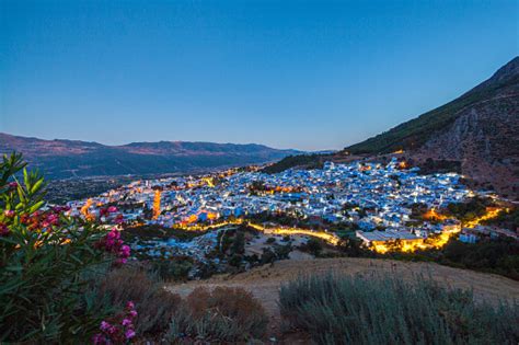 계곡에 자리 잡은 마을의 탁 트인 야경 산과 어두워지는 하늘을 배경으로 따뜻한 조명으로 밝혀집니다 감정에 대한 스톡 사진 및 기타 이미지 Istock