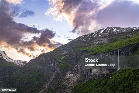 생동감 넘치는 구름 가파른 절벽 폭포가 있는 노르웨이 게이랑에르 피요르드의 극적인 다채로운 황혼의 여름 일몰 가파른에 대한 스톡 사진 및 기타 이미지 Istock