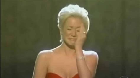 Kellie Pickler Breaks Down While Singing Song To Her Mom