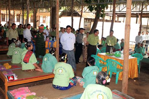 မကွေးတိုင်းဒေသကြီးဝန်ကြီးချုပ် ဦးတင့်လွင် မကွေးမြို့ အပူရှောင်စခန်းရှိ သက်ကြီးဘိုးဘွားများအား တ