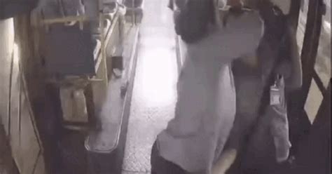 Khoảnh Khắc Tài Xế Xe Buýt đột Quỵ Khi đang Dừng Chờ đèn đỏ