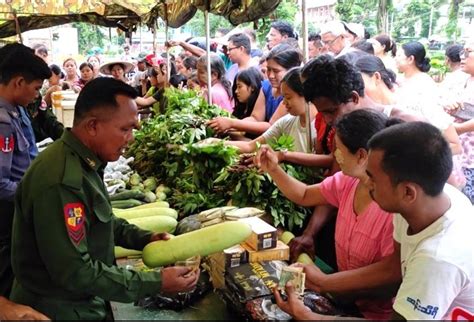 ရခိုင်ပြည်နယ်၊ စစ်တွေမြို့ရှိ မုန်တိုင်းဒဏ်သင့်ပြည်သူများအား ဆန်၊ ဆီ