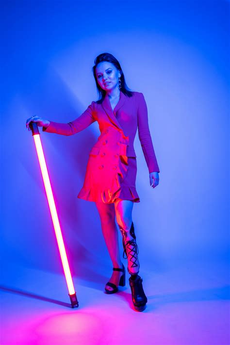 로우 앵글 샷 사람 수리하는 앉아 있는 의자 인공 다리 잡고 있는에 관한 무료 스톡 사진