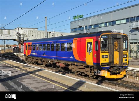 East Midlands Trains Class 153 Einteilige Dieseltriebwagen Wartet In