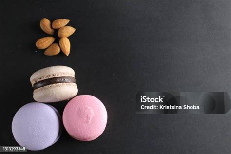 레이아웃 상단 세 마카롱과 아몬드 너트는 텍스트와 카피 스페이스와 검은 배경에 누워 0명에 대한 스톡 사진 및 기타 이미지 0명 고풍스런 기록보관용 Istock