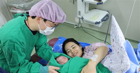 성탄 전야에 딸 분만 주치의 나서 손녀 직접 받은 의사 눈길