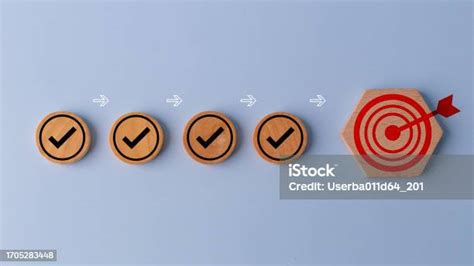 체크 표시와 목표 목표는 나무에 다트 판입니다 체크리스트 작업 목록 설문 조사 및 평가 품질 관리 목표 달성 및 비즈니스 성공 목표 달성을 위한 할 일 목록 0명에 대한