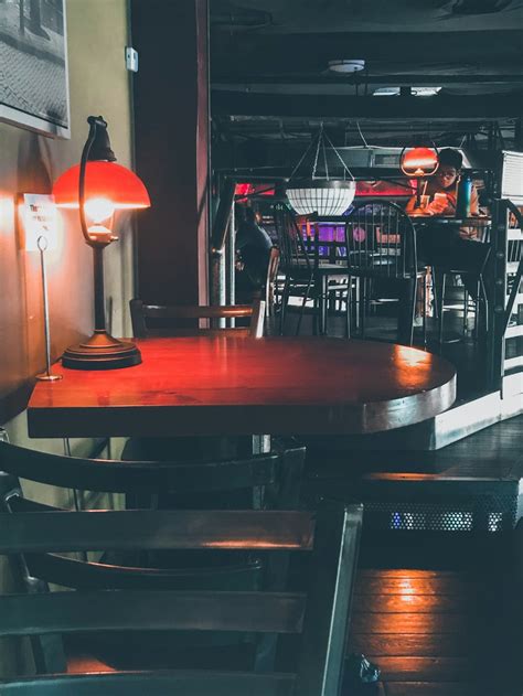 나무 테이블에 갈색 책상 램프 사진 Unsplash의 무료 더 그랜드 커피the Grand Coffee 이미지