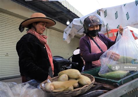ស្រ្តី និងរបរតូចៗនៅលើទីផ្សារ