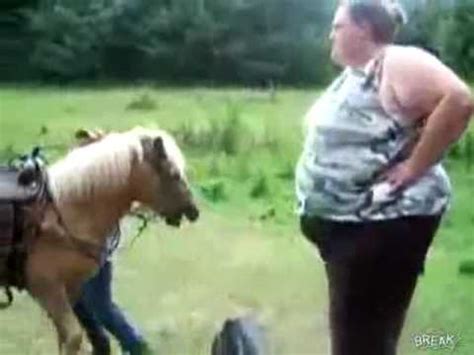 Fat Lady Falls Off A Horse Large Woman Cant Get On The Horse Youtube