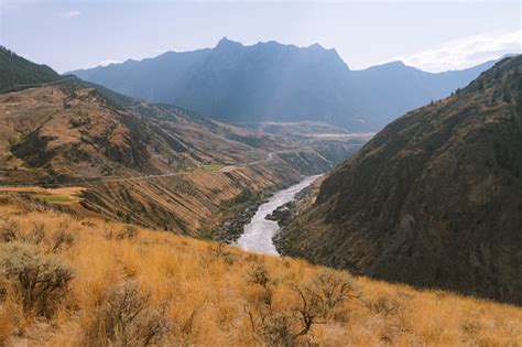 강과 화창한 날에 캐나다에서 록 키 산맥에 있는 숲과 아름 다운 원격 캐년 0명에 대한 스톡 사진 및 기타 이미지 0명 가을 강 Istock